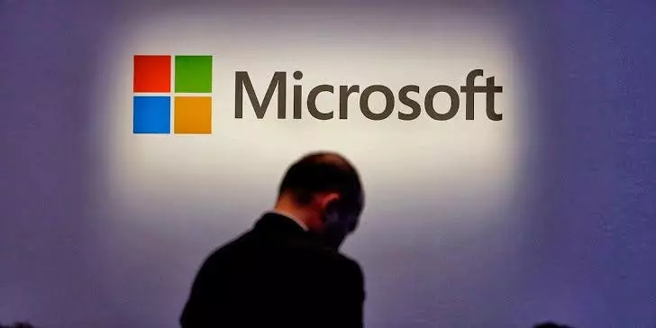 Microsoft Windows 8 ليڪ جي ماخذ کي ٽريڪ ڪرڻ لاءِ Hotmail اڪائونٽ تي جاسوسي جو اعتراف ڪري ٿو
