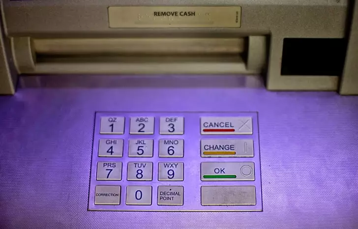 Ang mga hacker mikawat og kwarta gikan sa mga European ATM gamit ang Malware-loaded USB Device.jpg