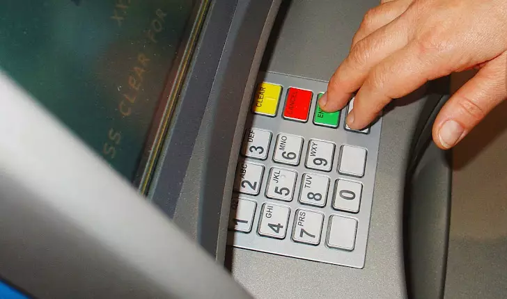 Hindaj Bankoj Elektu Linukson por ATM, prefere ol preni plilongigitan Subtenon de Windows XP